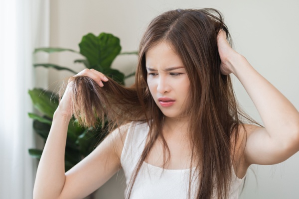 5 Cara dan Tips yang Tepat untuk Merawat Rambut Kering